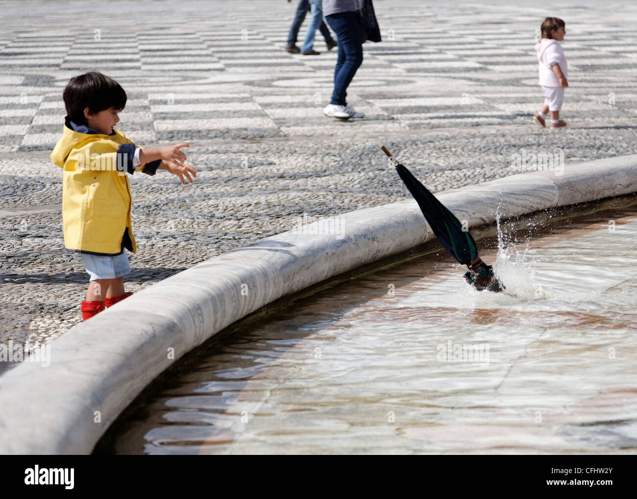 Splash umbrella hi-res stock photography and images - Alamy