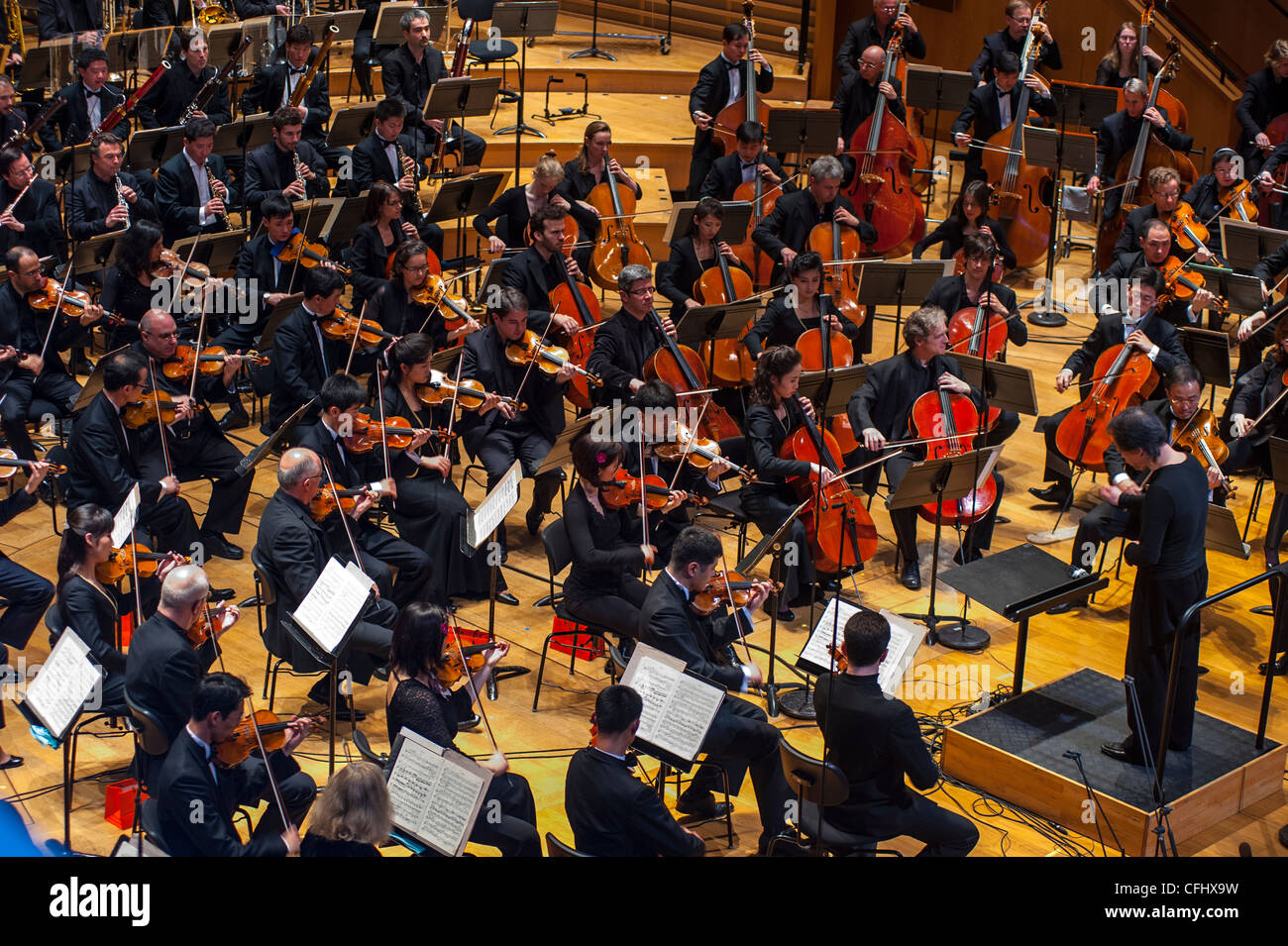 Paris symphony orchestra conductor hi-res stock photography and images ...