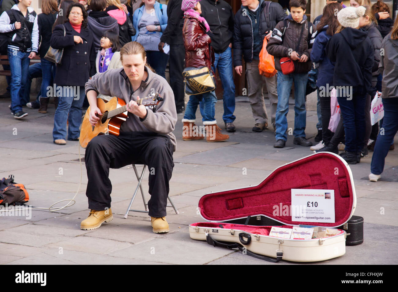 Busker in Bath Abbey Courtyard Stock Photo - Alamy