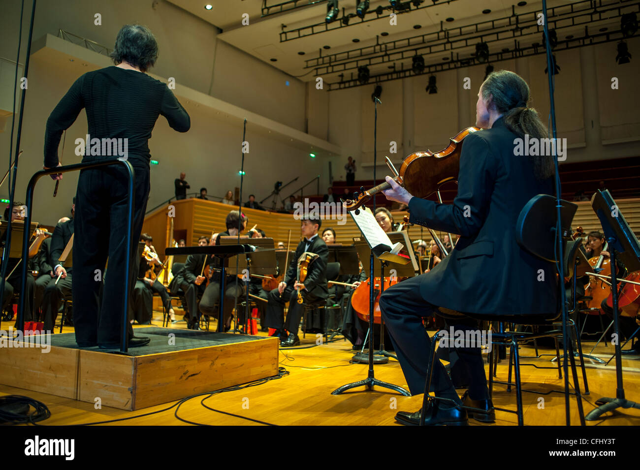 Rear stage lighting violins leader hi-res stock photography and images ...