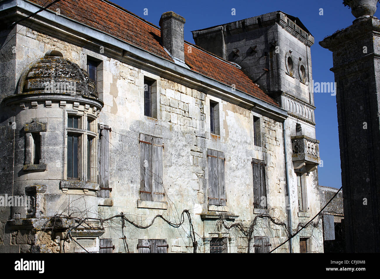 Untidy farmyard hi-res stock photography and images - Alamy