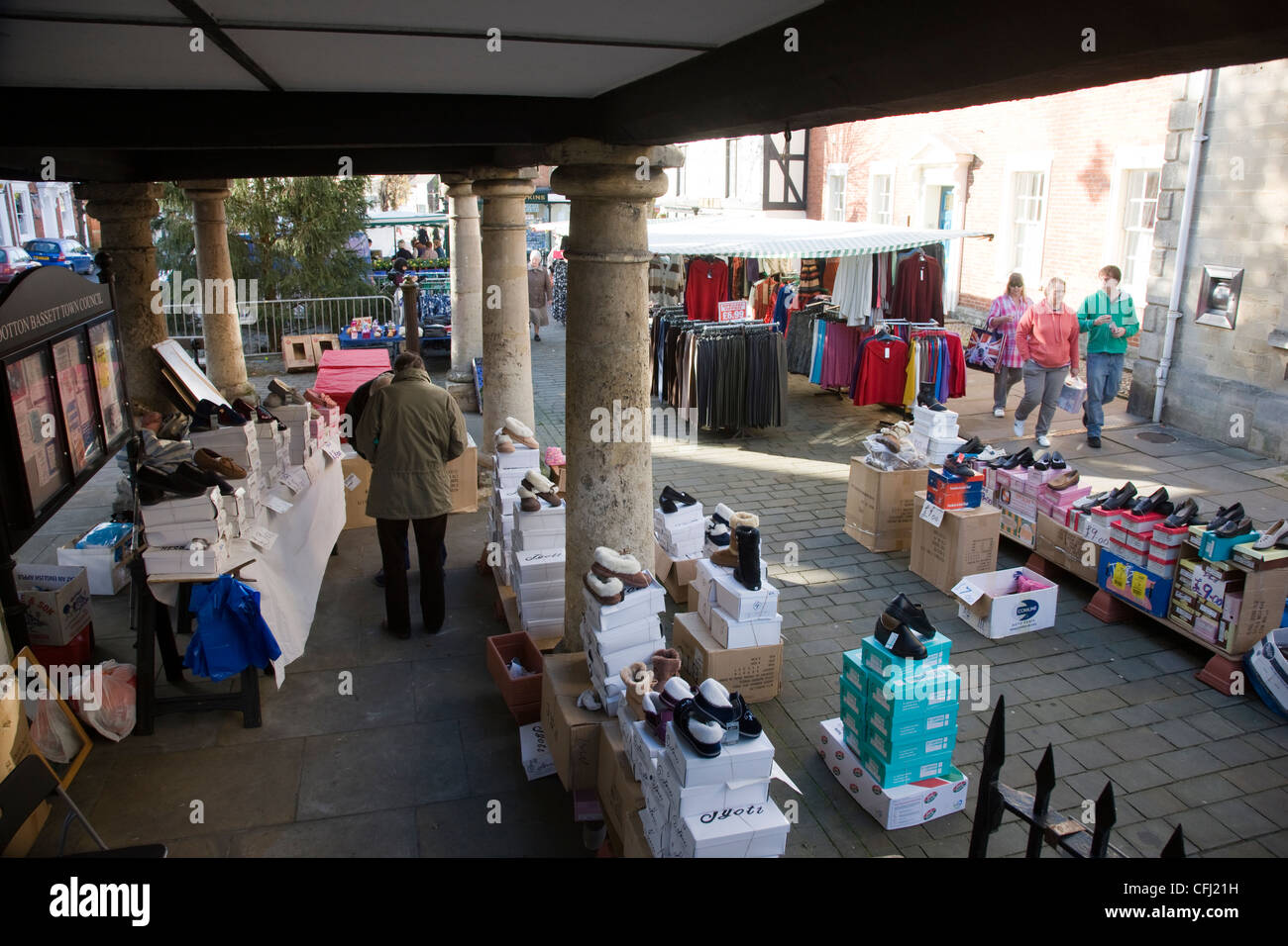 Market stalls and shoe seller underneath the tudor style town hall in ...