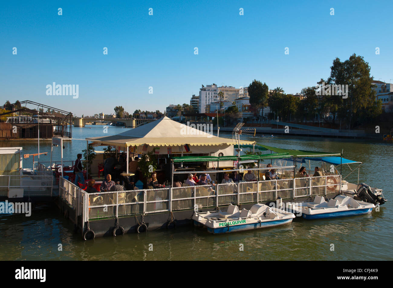 Riverside cafe hi-res stock photography and images - Alamy