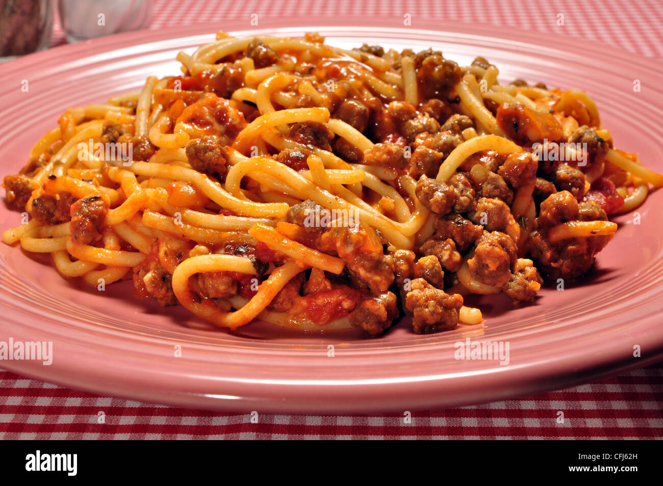 Red check table hi-res stock photography and images - Alamy