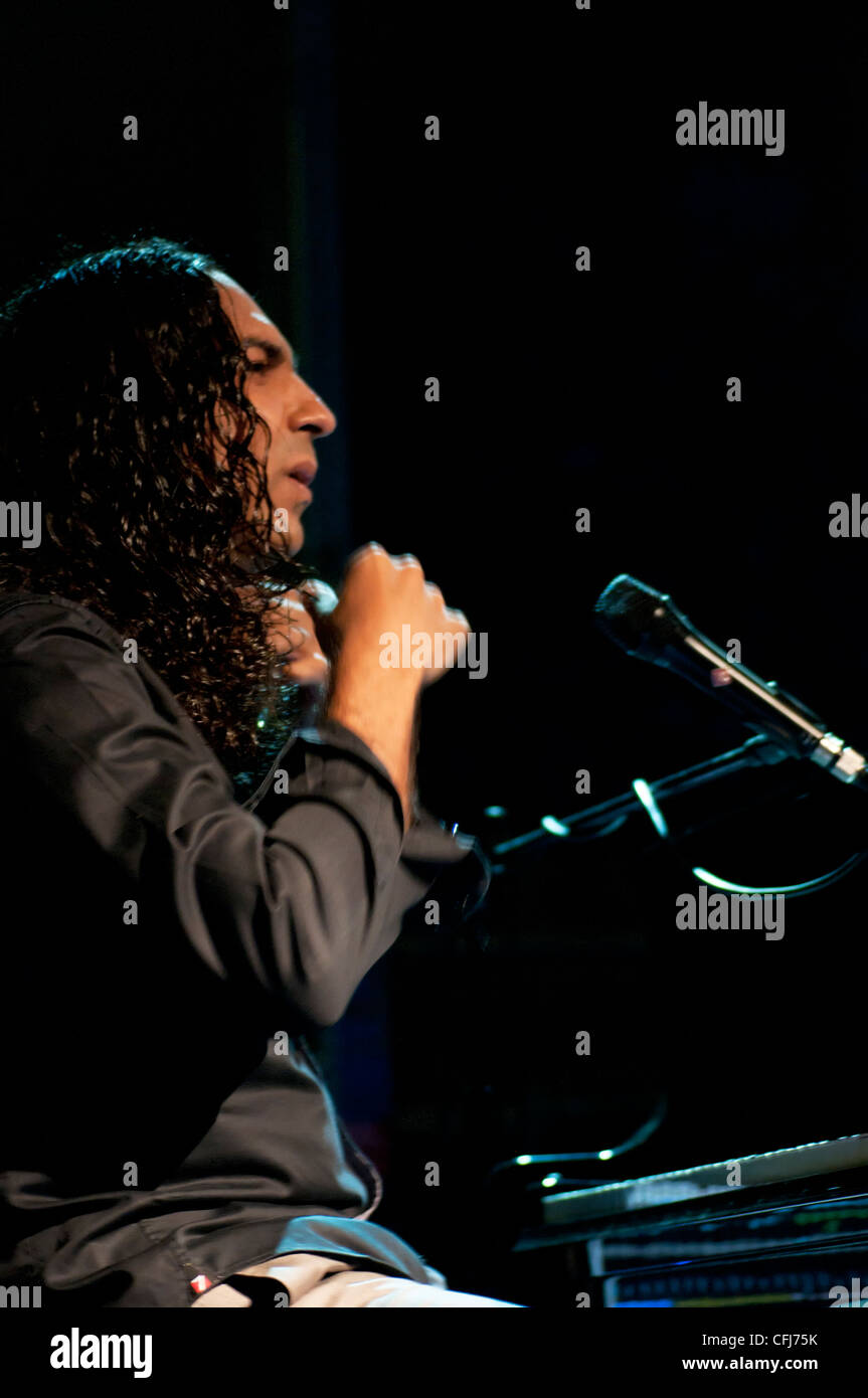 Singer and piano player hi-res stock photography and images - Alamy
