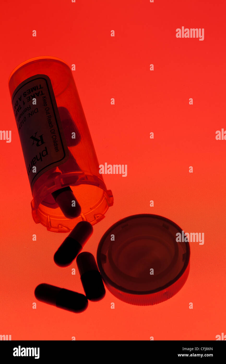 Red pill bottle hi-res stock photography and images - Alamy