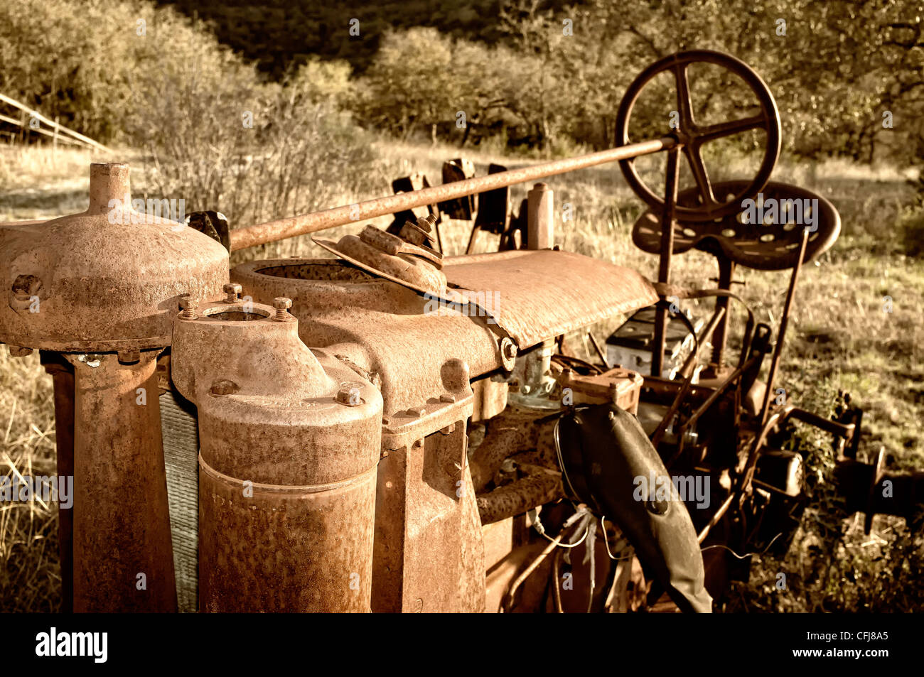 Rusty old farm tractor hi-res stock photography and images - Alamy