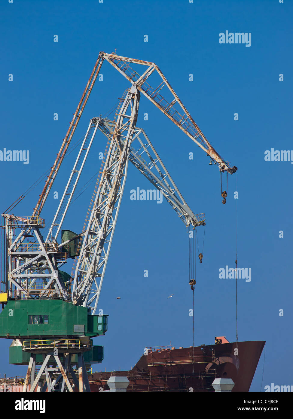 Overhead gantry cranes hi-res stock photography and images - Alamy
