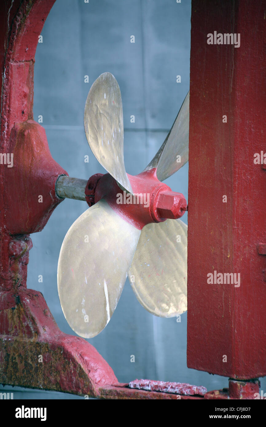 screw propeller in a dry dock Stock Photo - Alamy