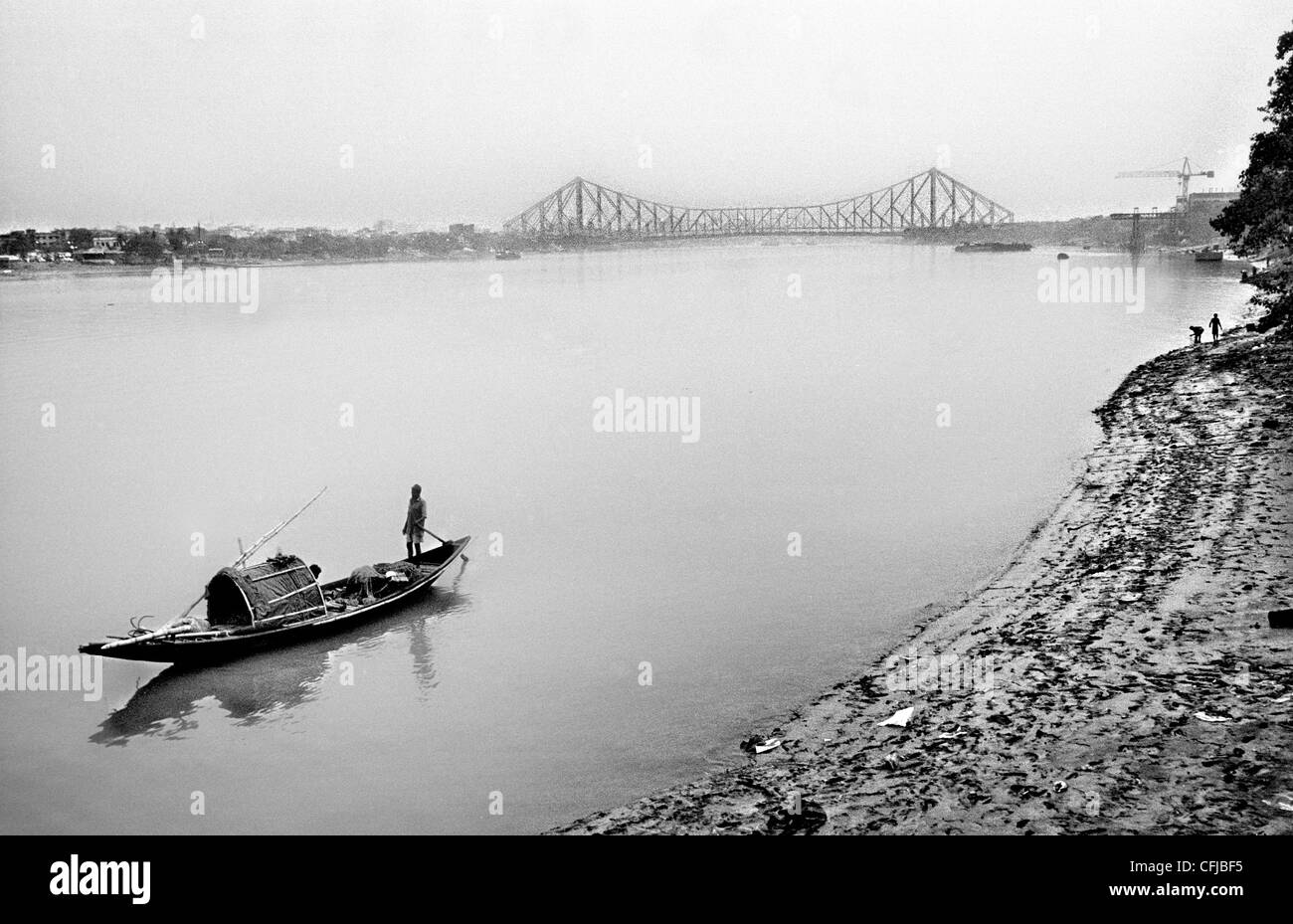 Ship sailing down the river Hooghly (Ganges afluent) with Howrah Bridge ...