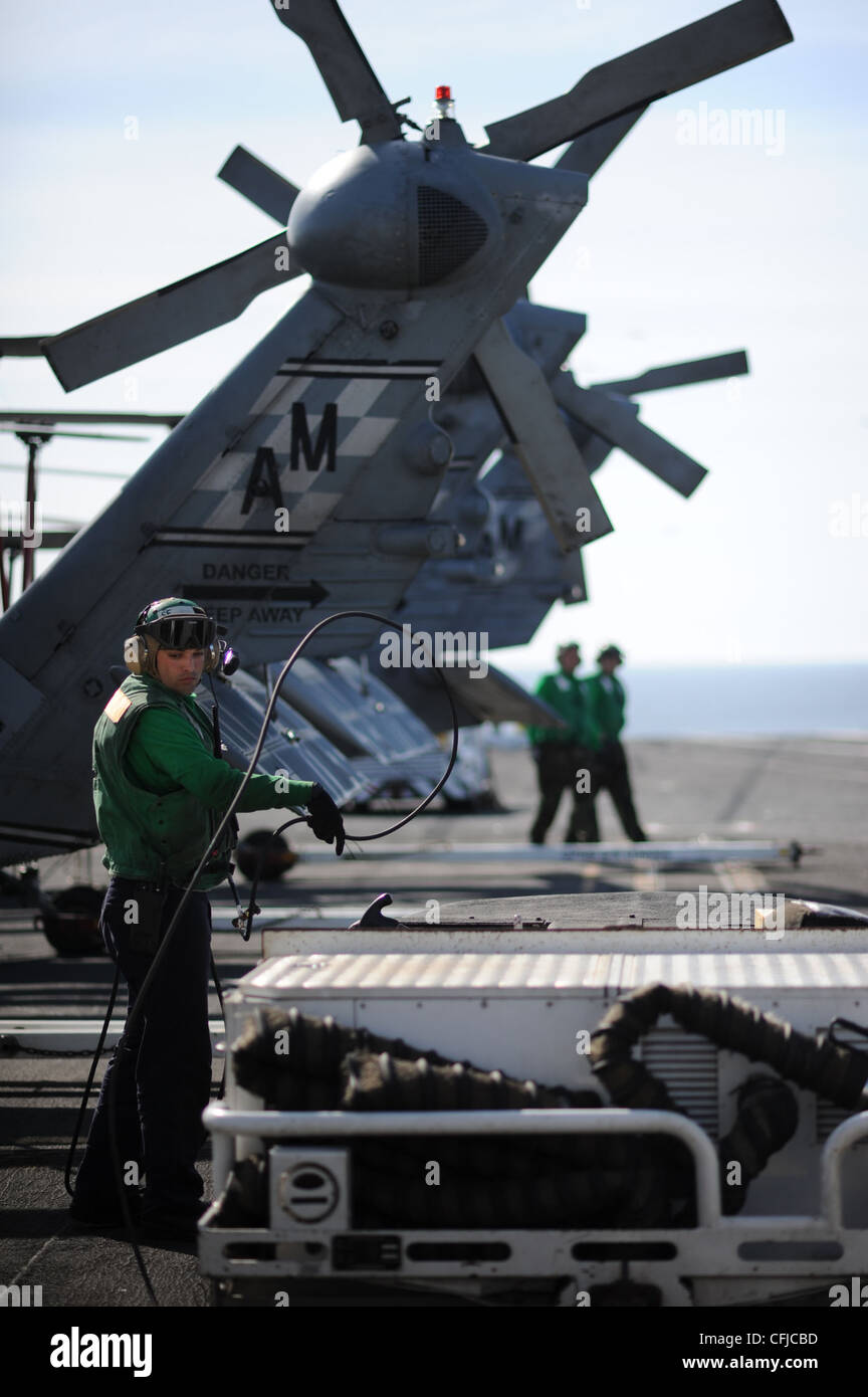 U s navy uss george h w bush sailors flight deck hi-res stock ...