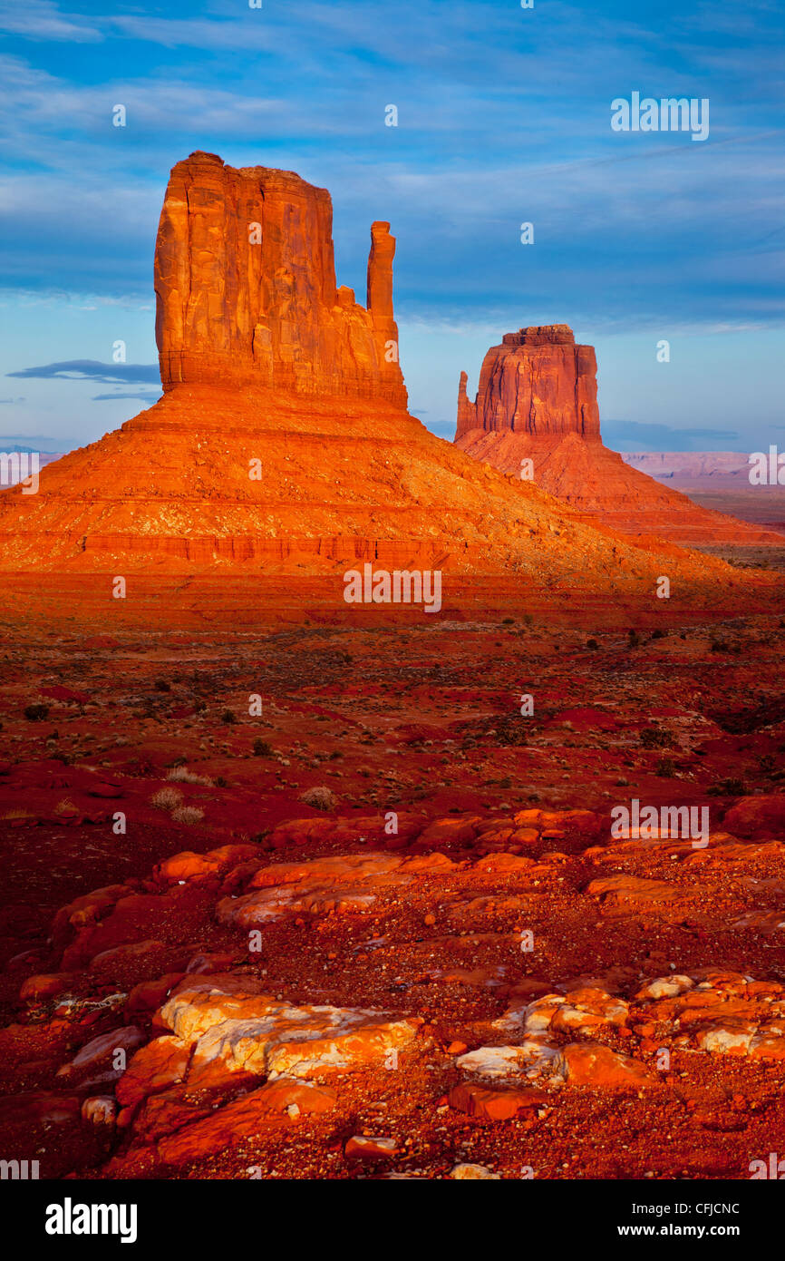 Last remaining sunlight on the rock formations of Monument Valley ...