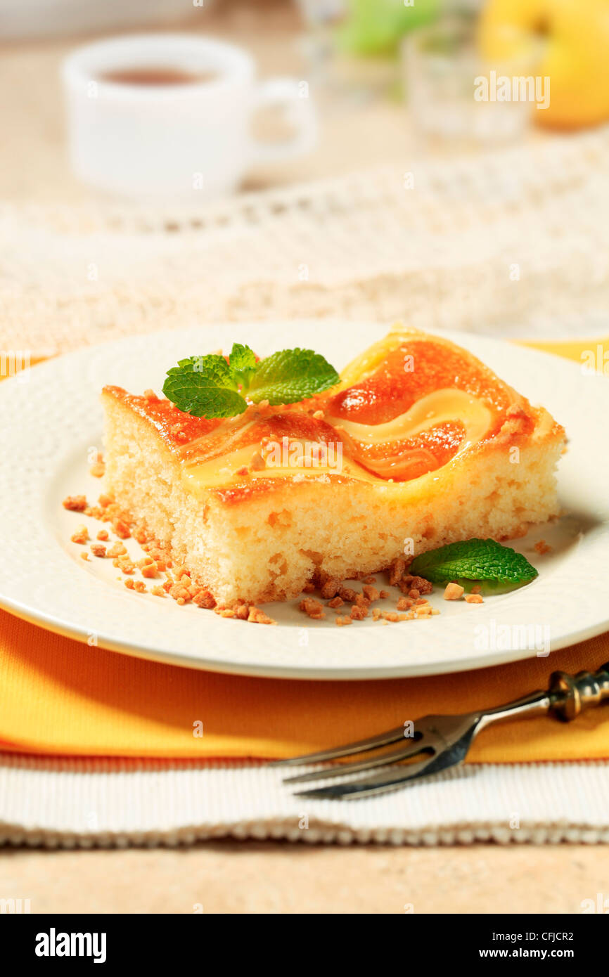 Slice of custard cream sponge cake Stock Photo - Alamy