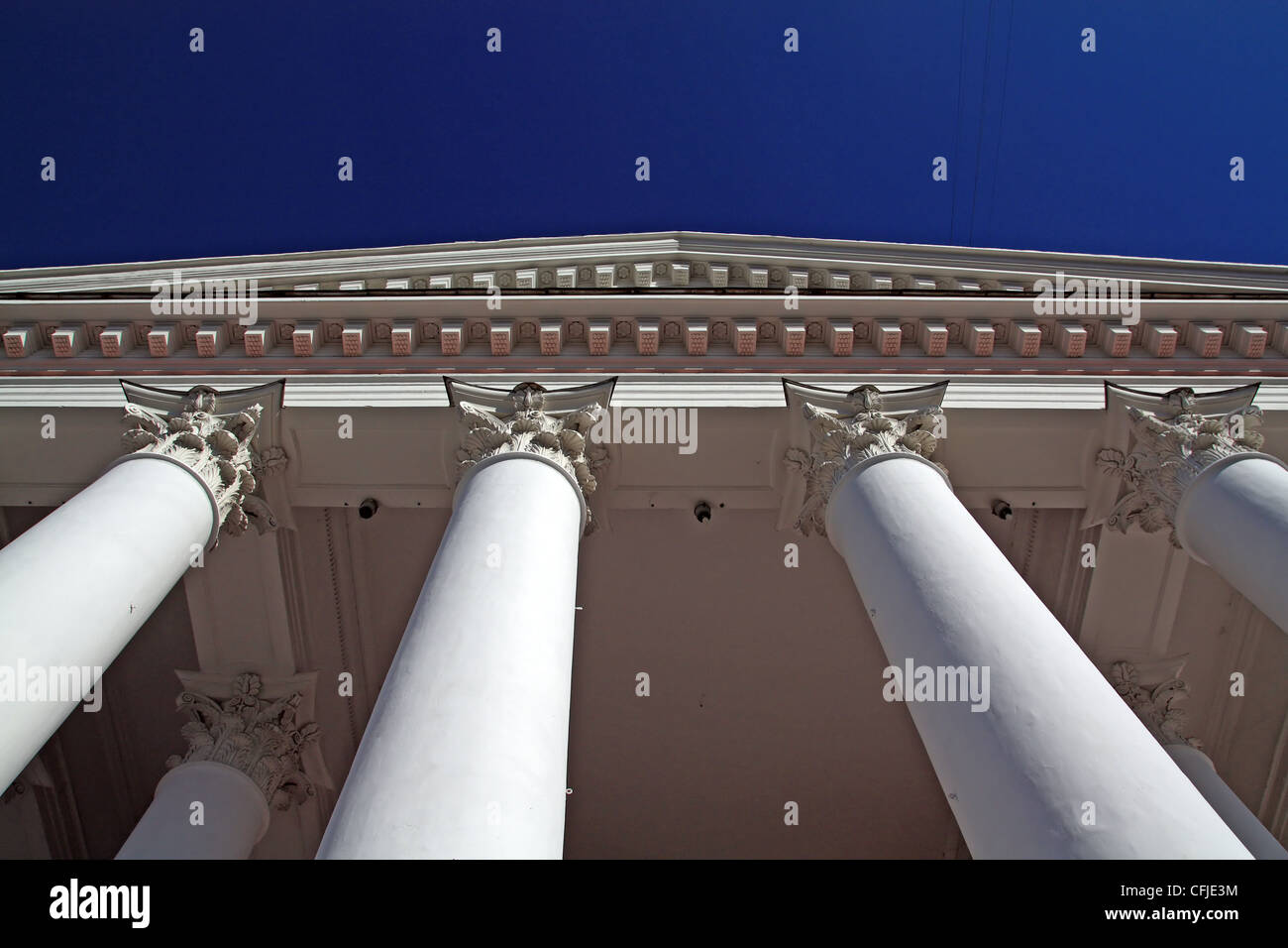 White pillars hi-res stock photography and images - Alamy