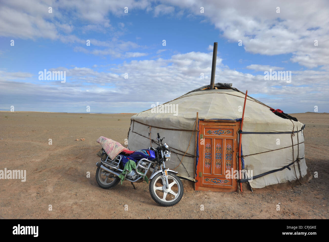 yurt on mongolia dessert Stock Photo - Alamy