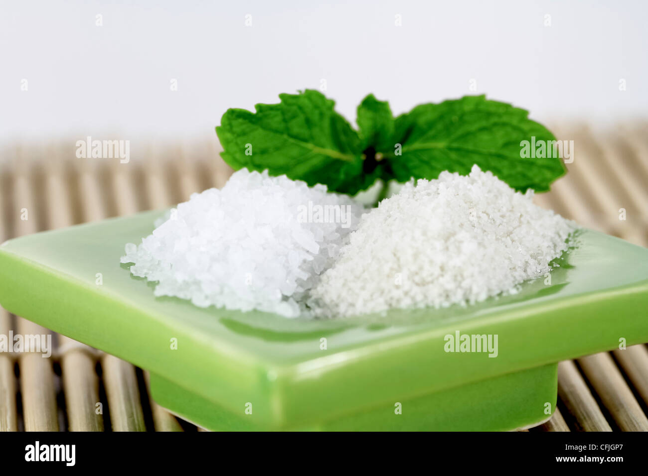 Course and fine ground sea salt on green ceramic dish Stock Photo - Alamy