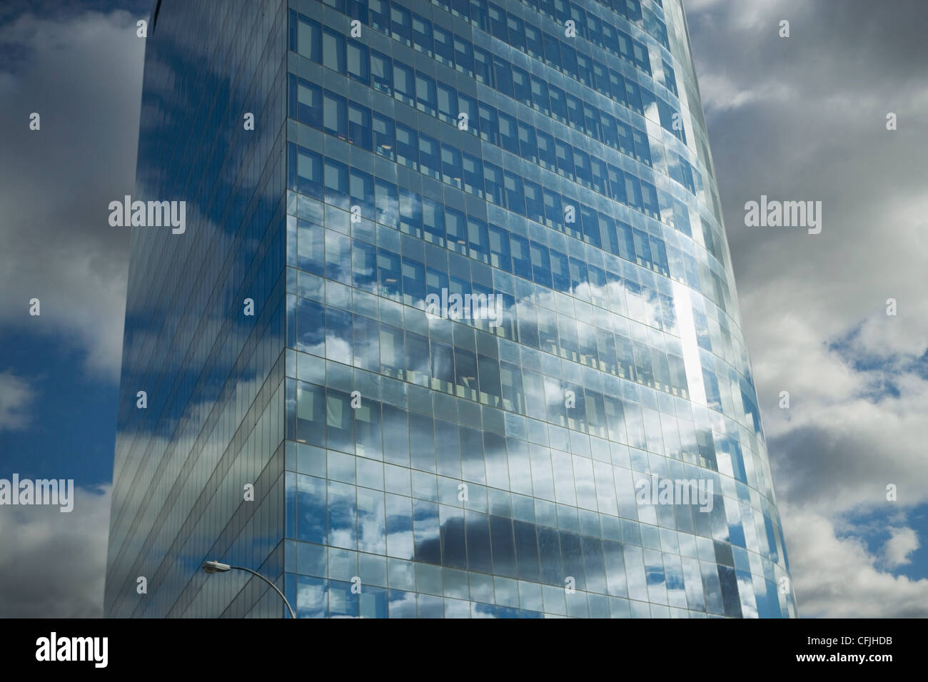 Modern skyscraper hi-res stock photography and images - Alamy