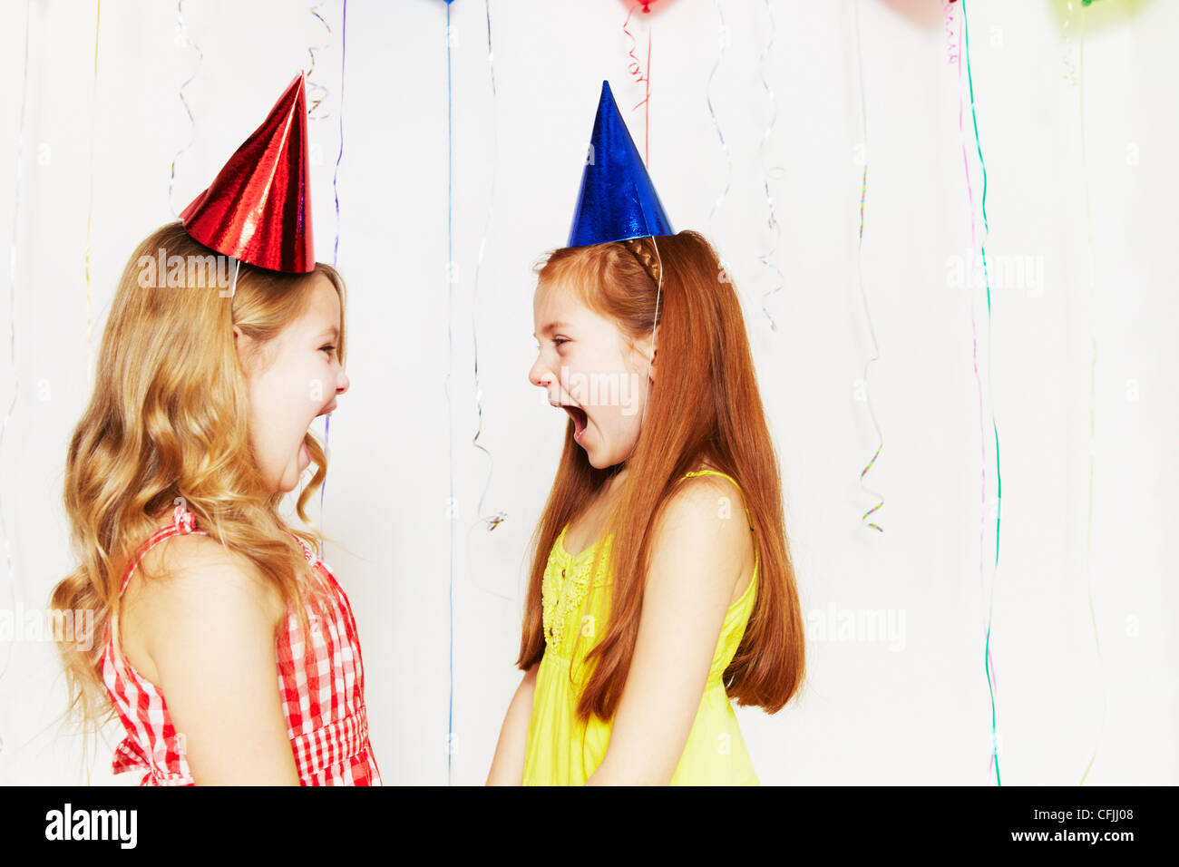 Two people screaming at each other hi-res stock photography and images - Alamy