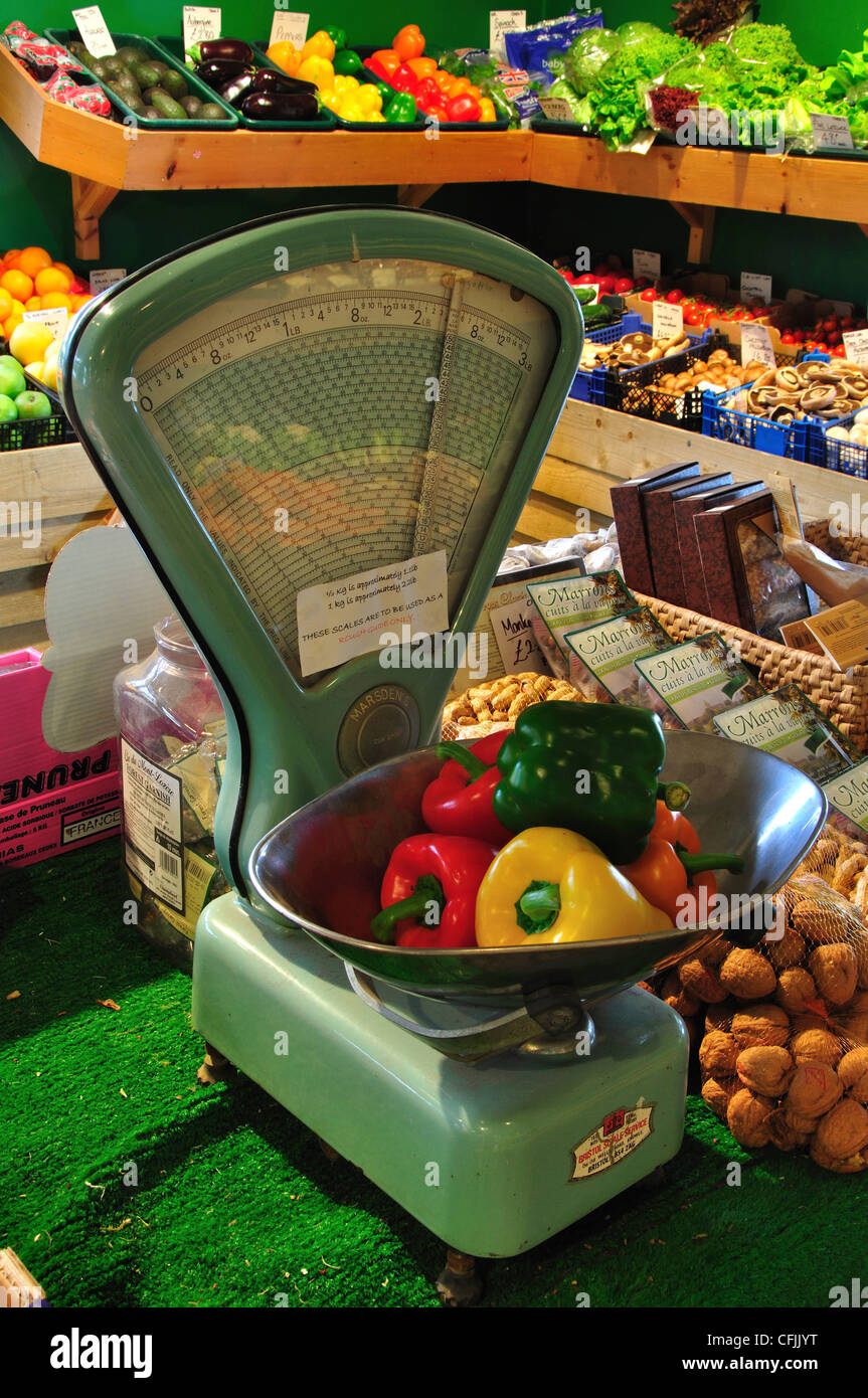 Vegetable weighing scales hi-res stock photography and images - Alamy