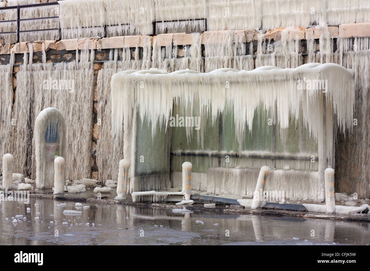 Frozen bus stop hi-res stock photography and images - Alamy