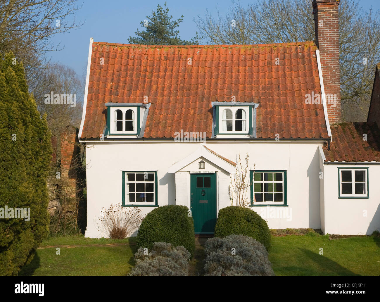 Pretty british cottage hi-res stock photography and images - Alamy