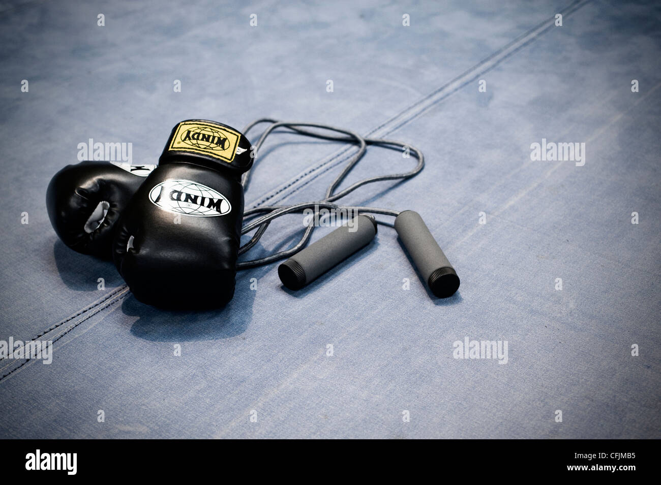 Boxing gloves and skipping rope Stock Photo - Alamy