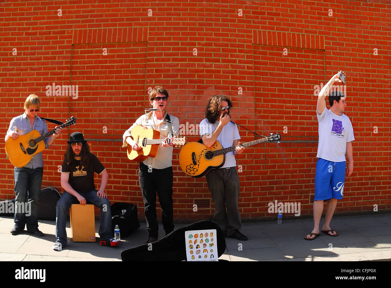 Street musicians london hi-res stock photography and images - Alamy
