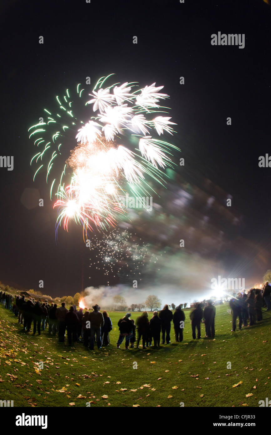 Bonfire fireworks crowd uk hi-res stock photography and images - Alamy