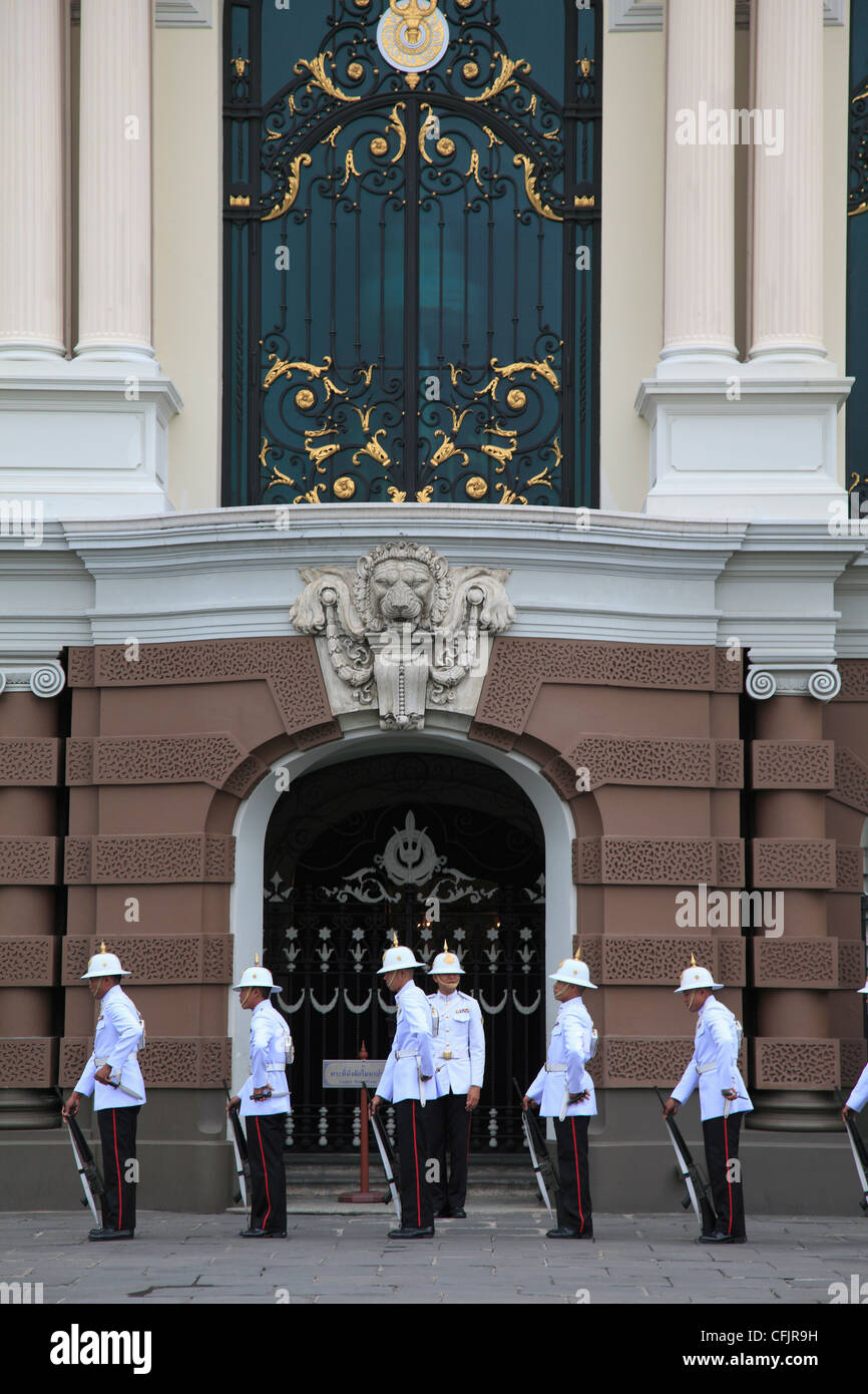 Palace guards hi-res stock photography and images - Alamy