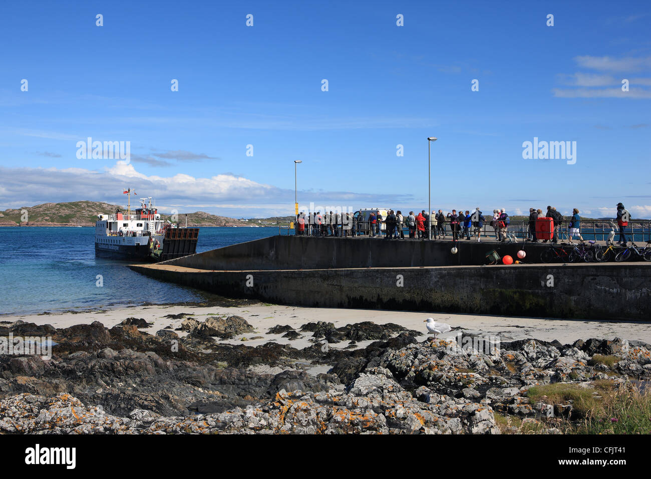 Queue of people hi-res stock photography and images - Alamy