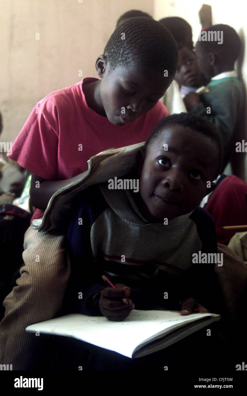 Learners at the Vuyolwethu Combined School in Rondebult in the East ...