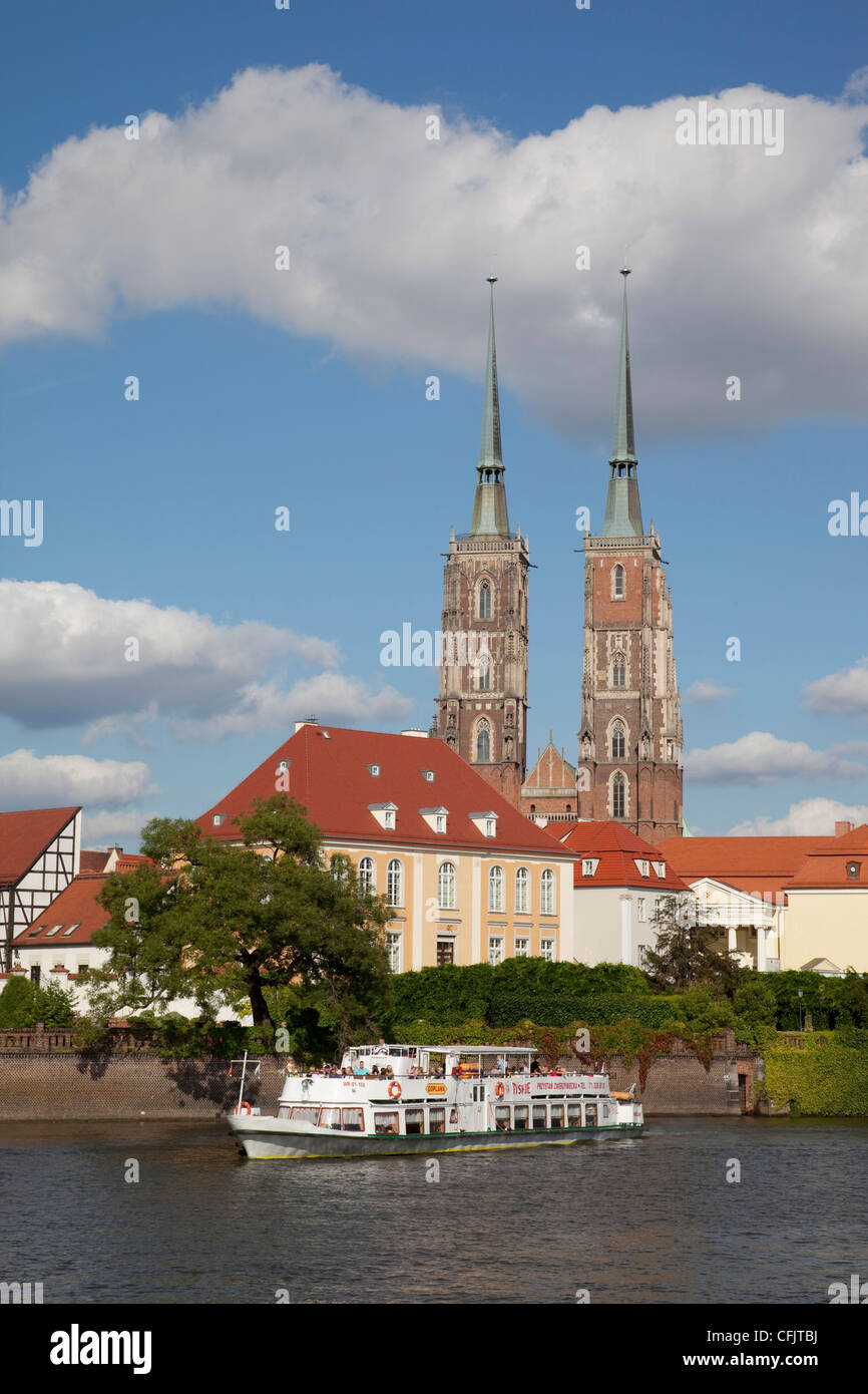 River Odra (River Oder) and Cathedral, Old Town, Wroclaw, Silesia ...