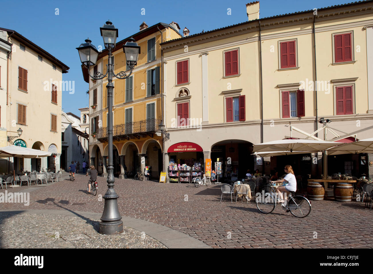 Italian street scenes hi-res stock photography and images - Alamy