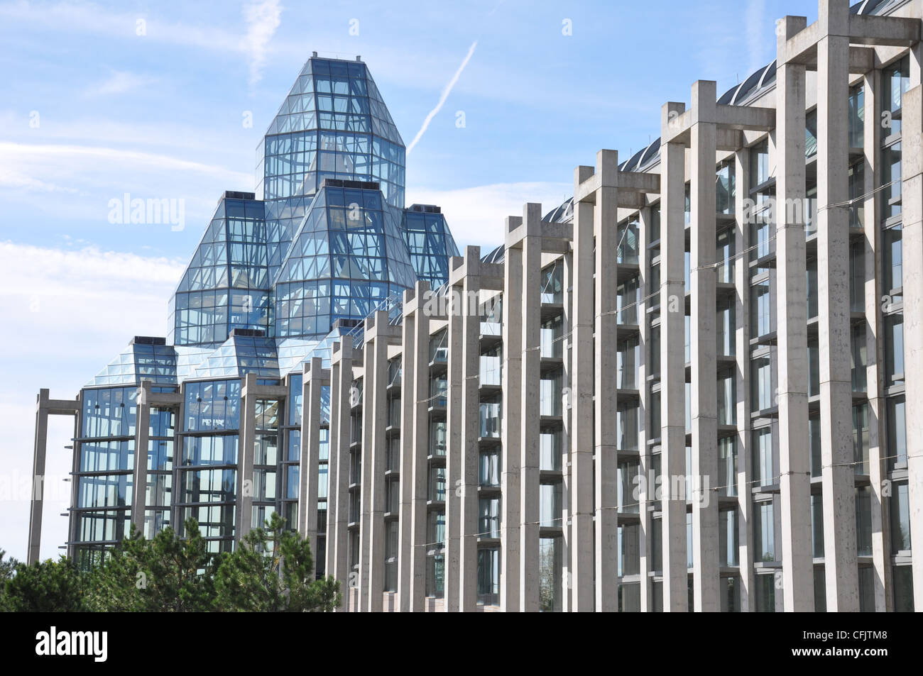 Blue sky bright day modern contemporary building muesum interesting ...