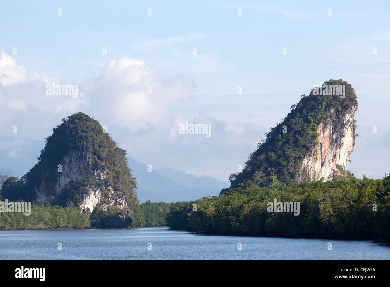 Stunning karst formations near Krabi (Thailand). Formations karstiques ...