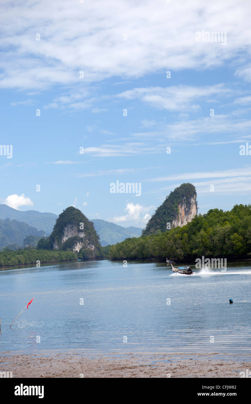 Stunning karst formations near Krabi (Thailand). Formations karstiques ...