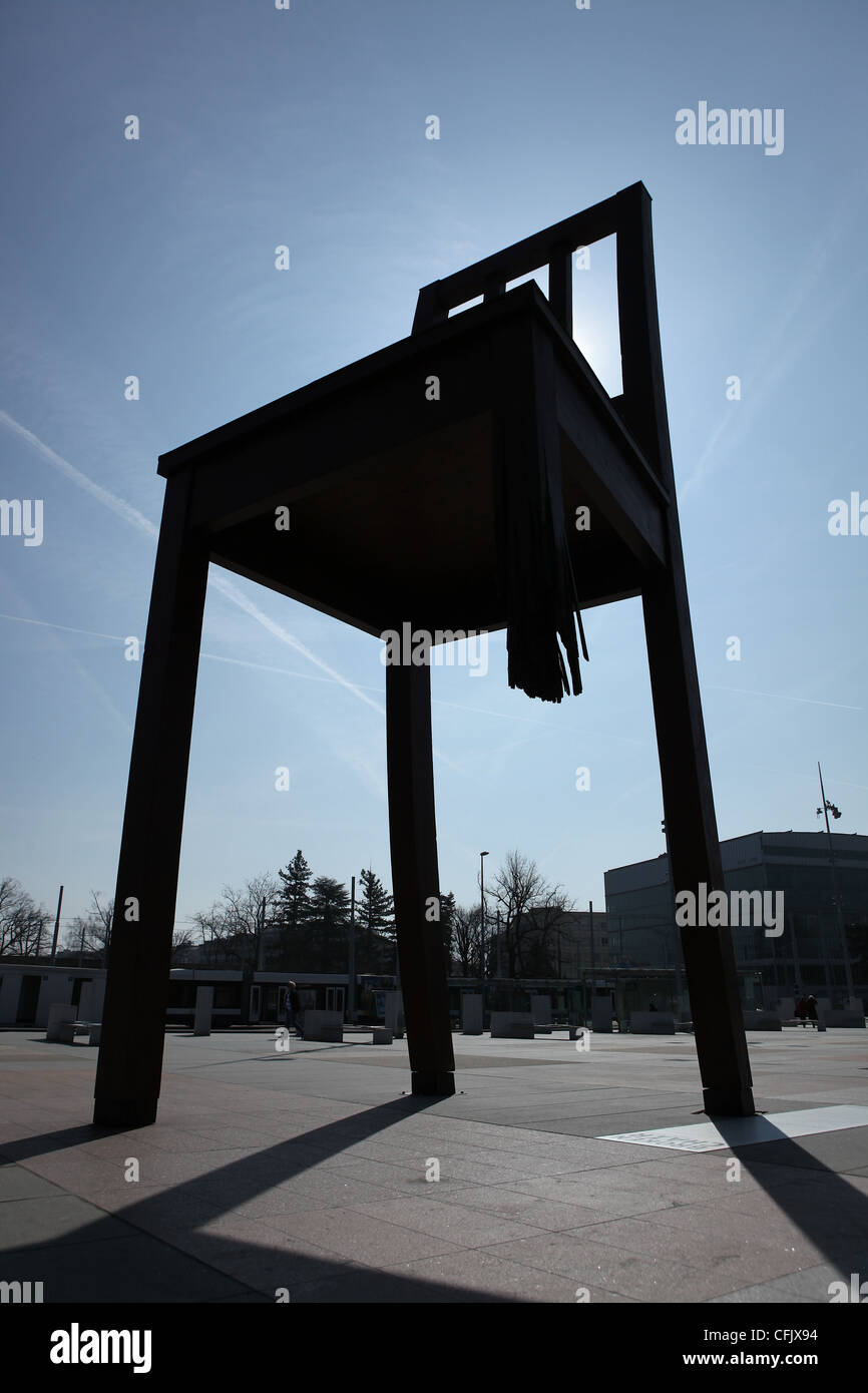 Broken Chair sculpture at the United Nations Geneva Stock Photo - Alamy