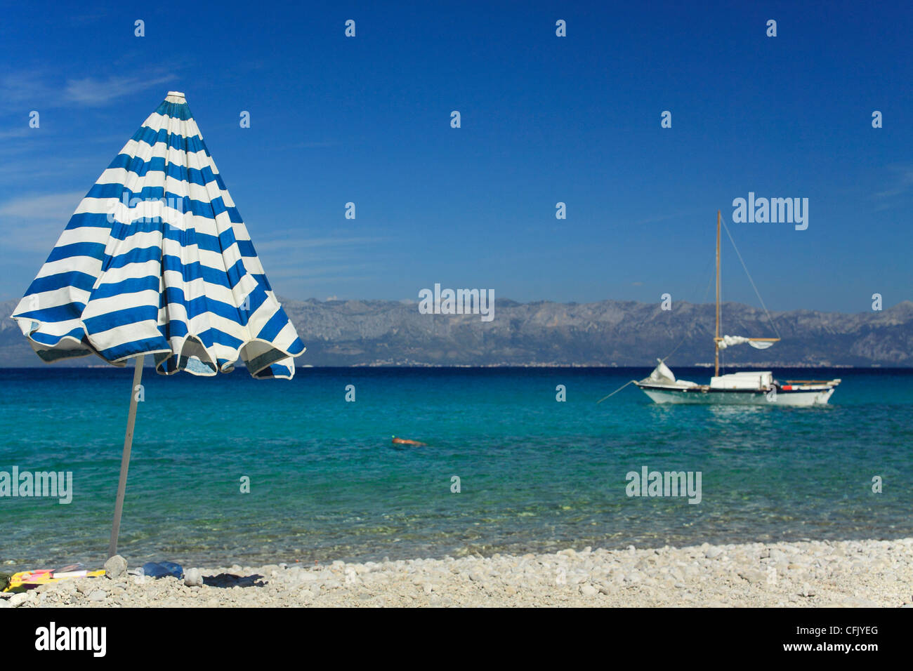 Umbrella on Divna beach, Peljesac peninsula, Croatia Stock Photo - Alamy