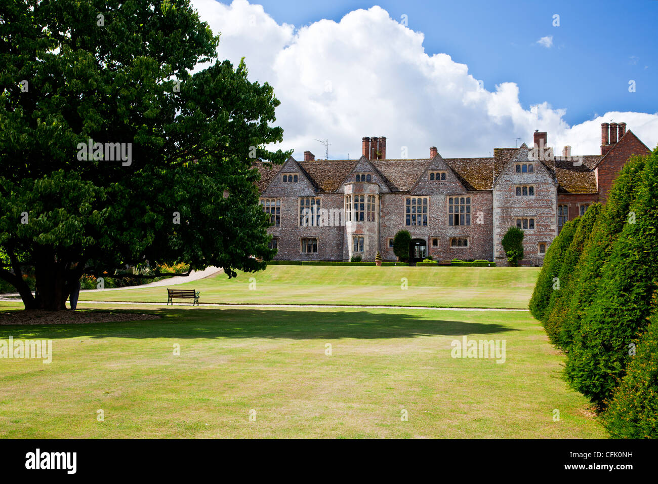Tudor house and garden hi-res stock photography and images - Alamy