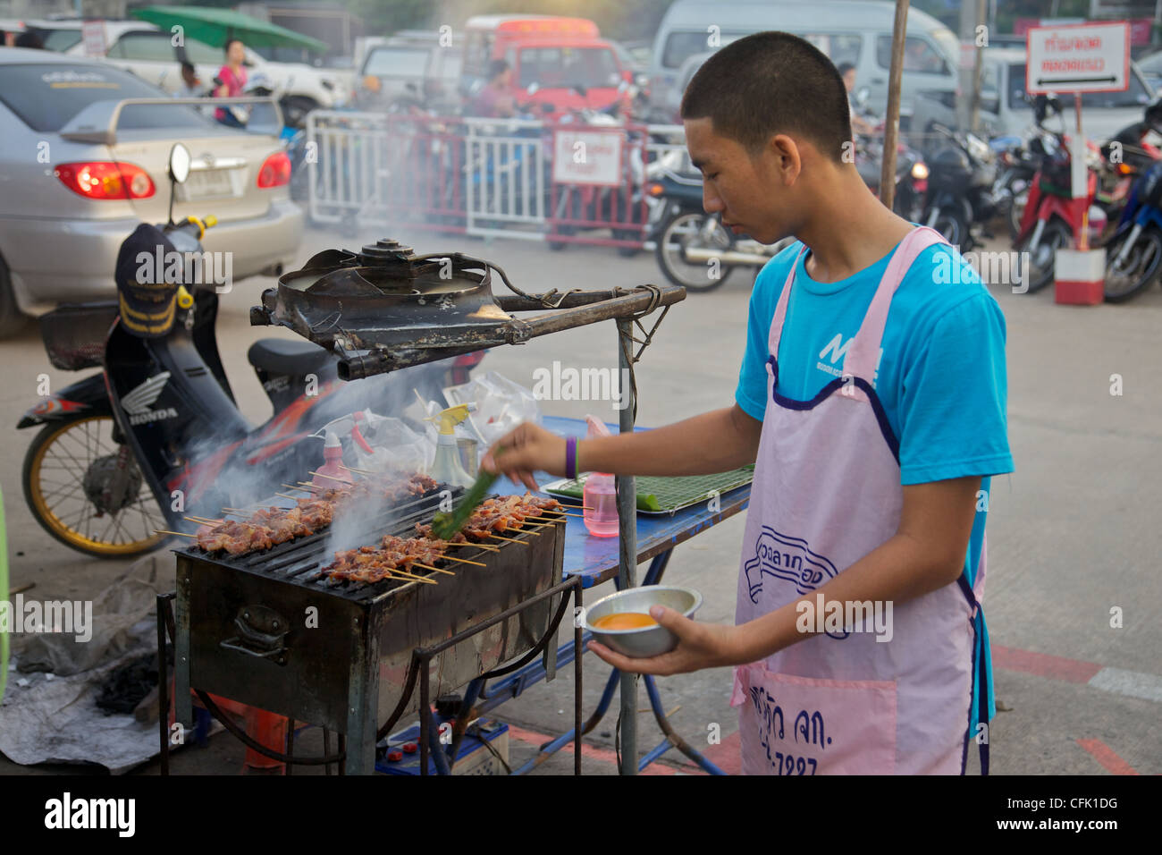 Man cooking food roadside hi-res stock photography and images - Alamy