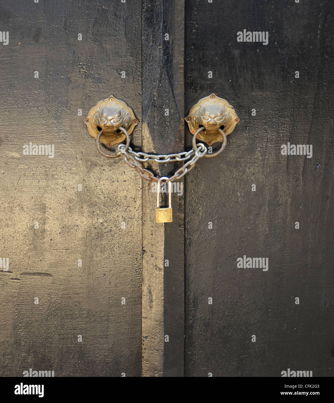 Old wooden door with Chain key lock Stock Photo - Alamy