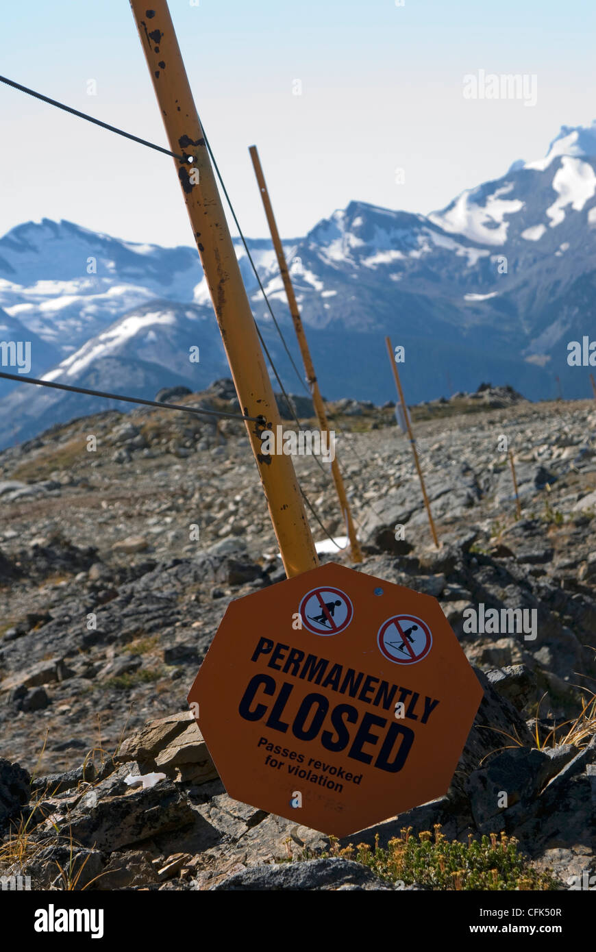 Permanently closed sign hi-res stock photography and images - Alamy