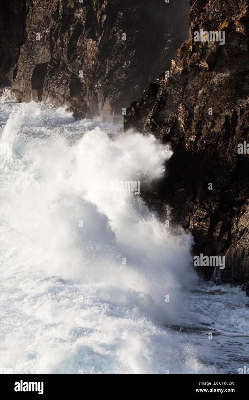 Breaking crashing waves hi-res stock photography and images - Alamy