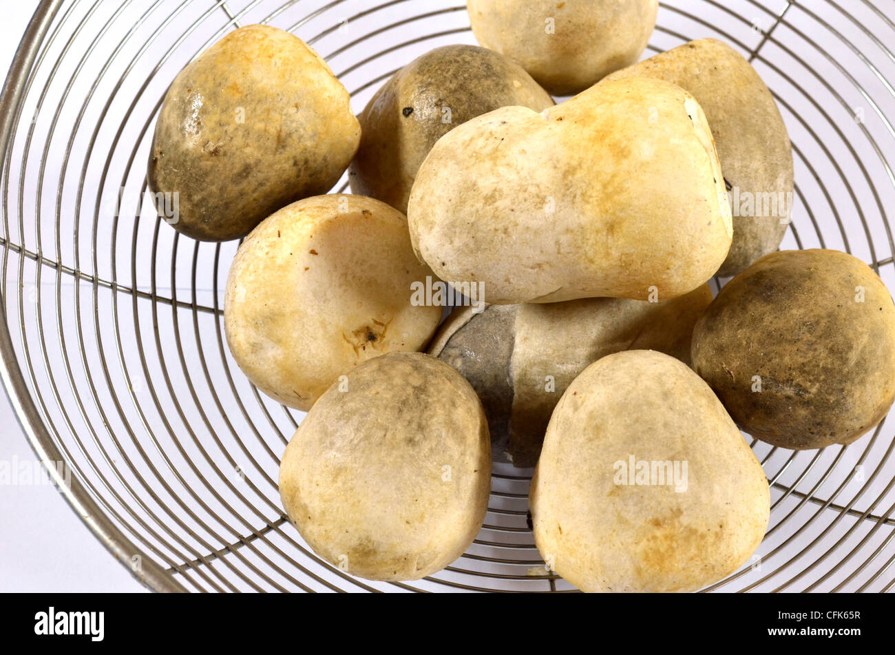 Straw sieve hi-res stock photography and images - Alamy