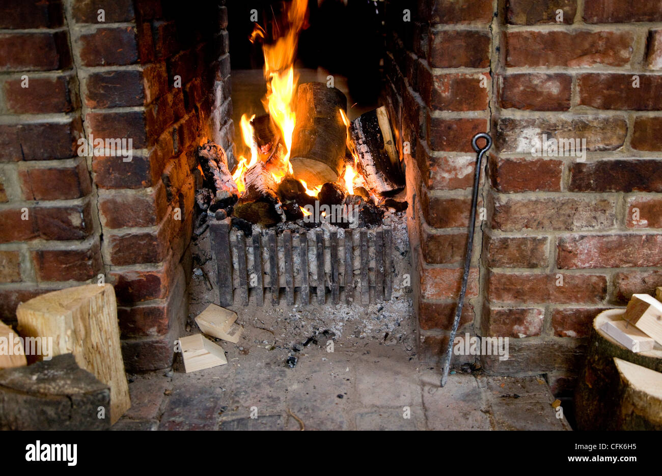 Log fire hi-res stock photography and images - Alamy