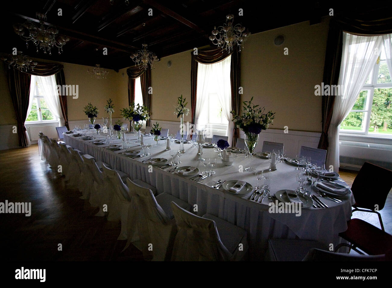 Setting of wedding dinner table Stock Photo - Alamy