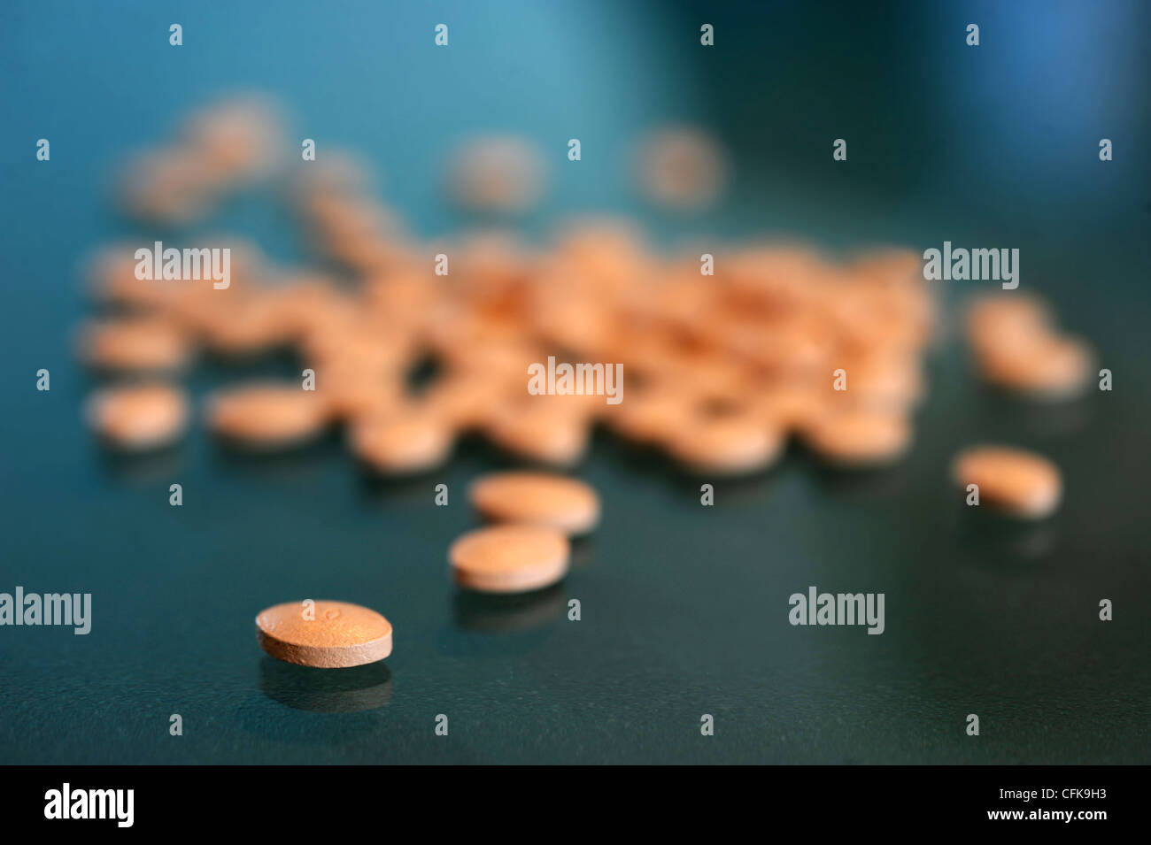 A collection of Statin pills, the cholesterol lowering drug Stock Photo ...