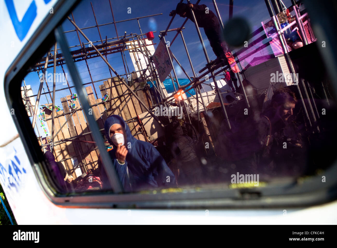 DALE FARM, BASILDON, ESSEX, UK, 19/09/2011. The scene behind main gate ...