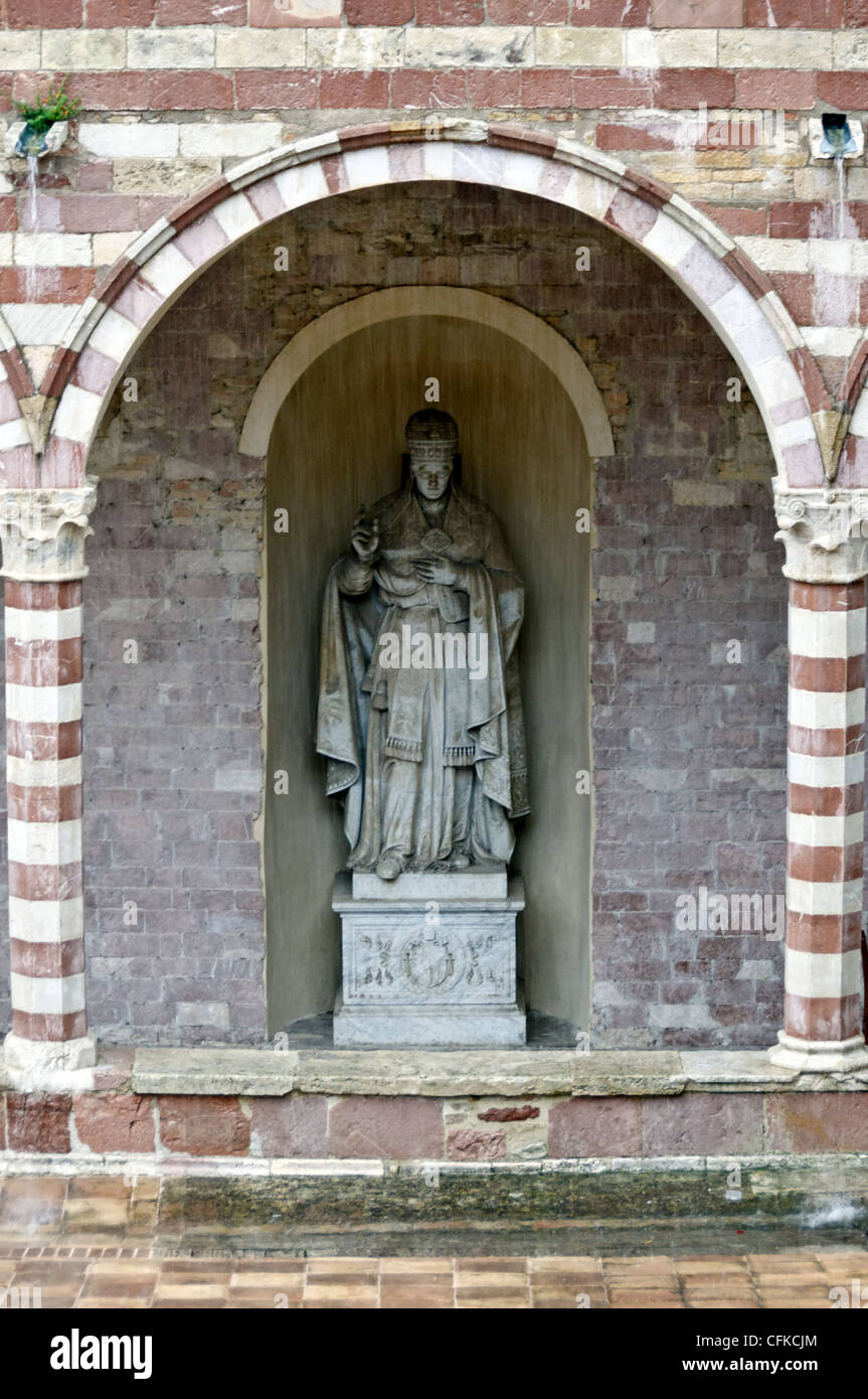 Assisi. Umbria. Italy. View of the statue of Pope Sixtus IV at the 15th ...