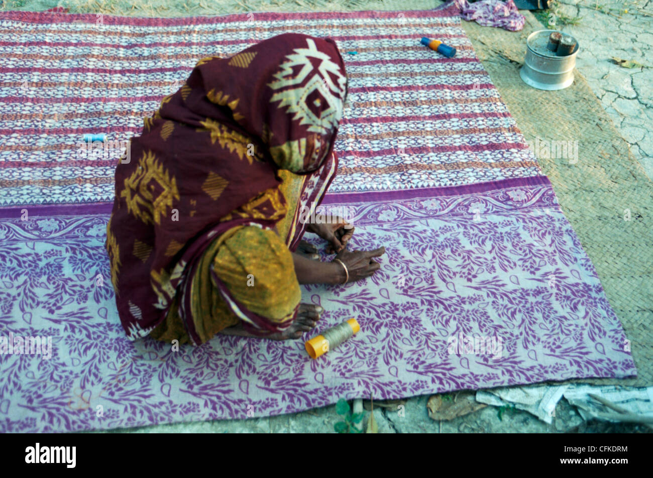 Women making carpet in Bangladesh Stock Photo - Alamy
